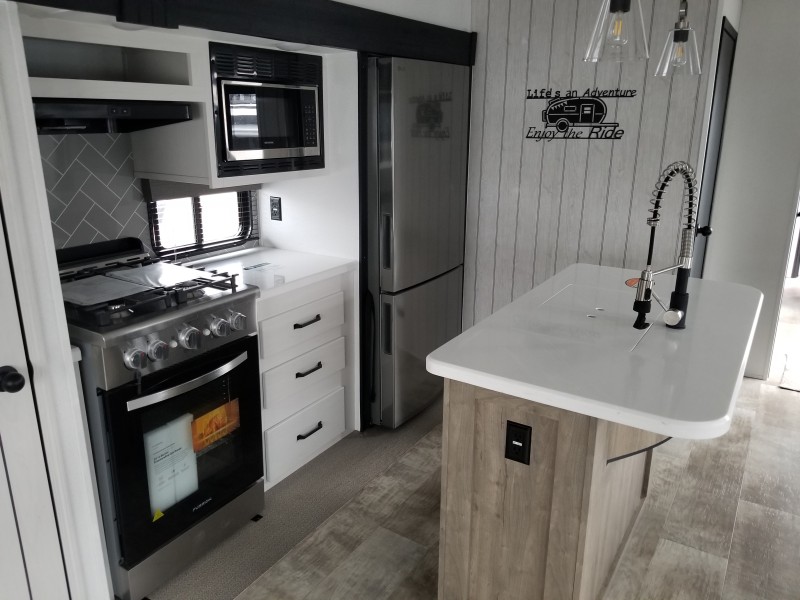 New 2025 Palomino Puma Destination Trailer 38RLB Destination